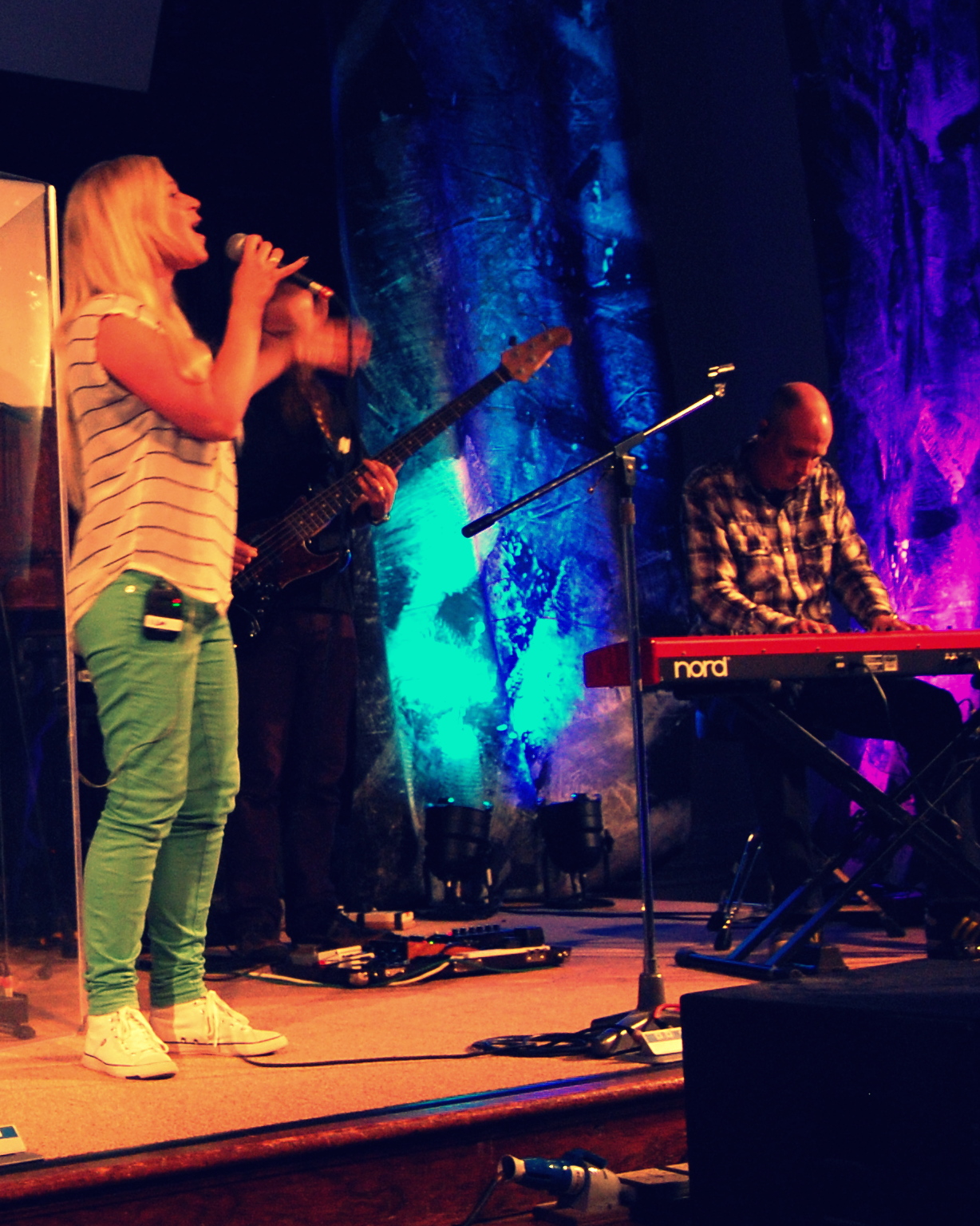 Hundreds seen queing an hour ahead of time for Leigh church event ...